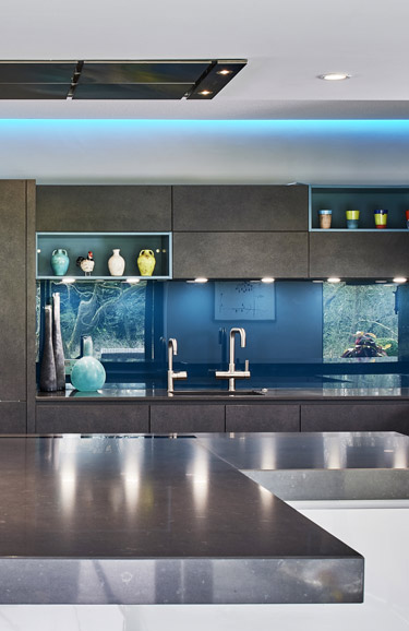 4120 Raven Mineral Benchtop Surface | Caesarstone Studio